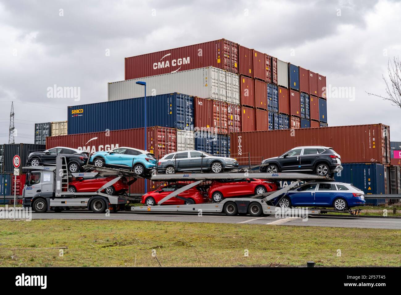 Container loading at the Port of Duisburg, Logport, DIT, Duisburg ...