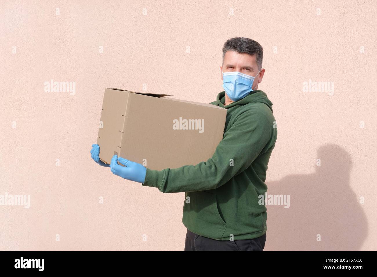 Delivery man in mask gloves hi-res stock photography and images - Alamy