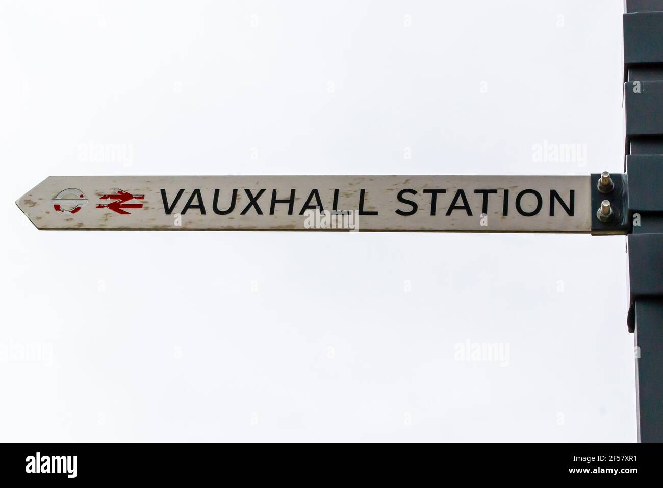 Vauxhall rail station hi-res stock photography and images - Alamy