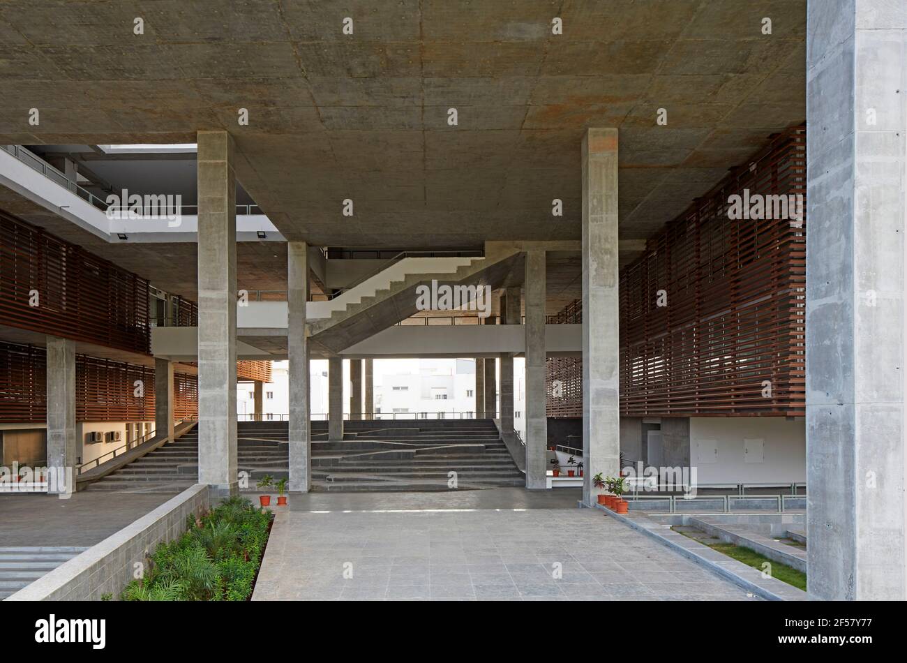 Open atrium. Vijayawada School of Planning And Architecture, Vijayawada, India. Architect: MO-OF ...