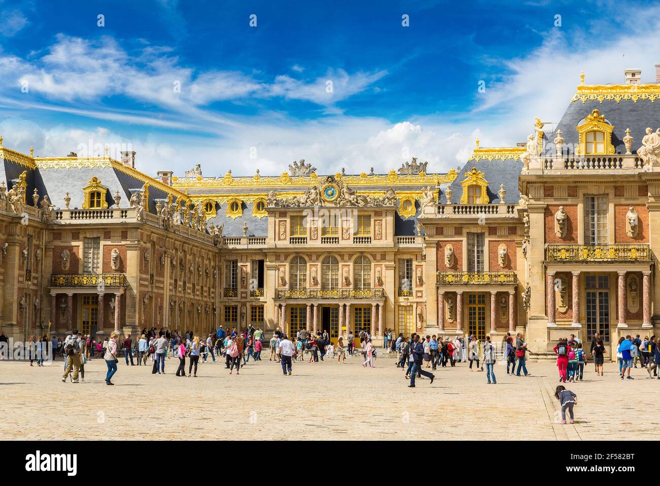 Chateau de versailles front view hi-res stock photography and images ...