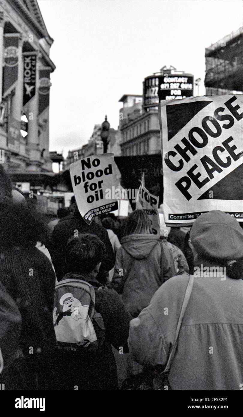 Gulf war anti war protests london hi-res stock photography and images ...