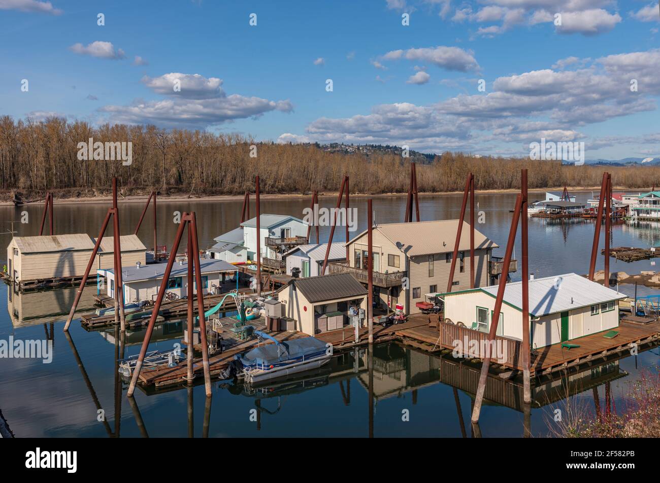 Floating houses neighborhood on a Columbia river in Portland Oregon ...