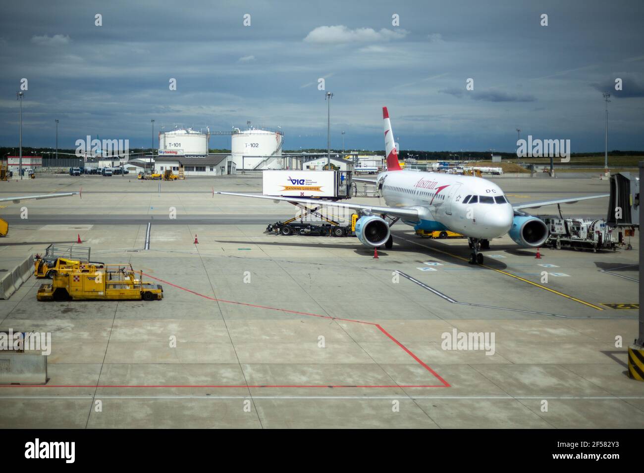 Loading An Airplane On The Tarmac At An Airport Stock Photo - Alamy