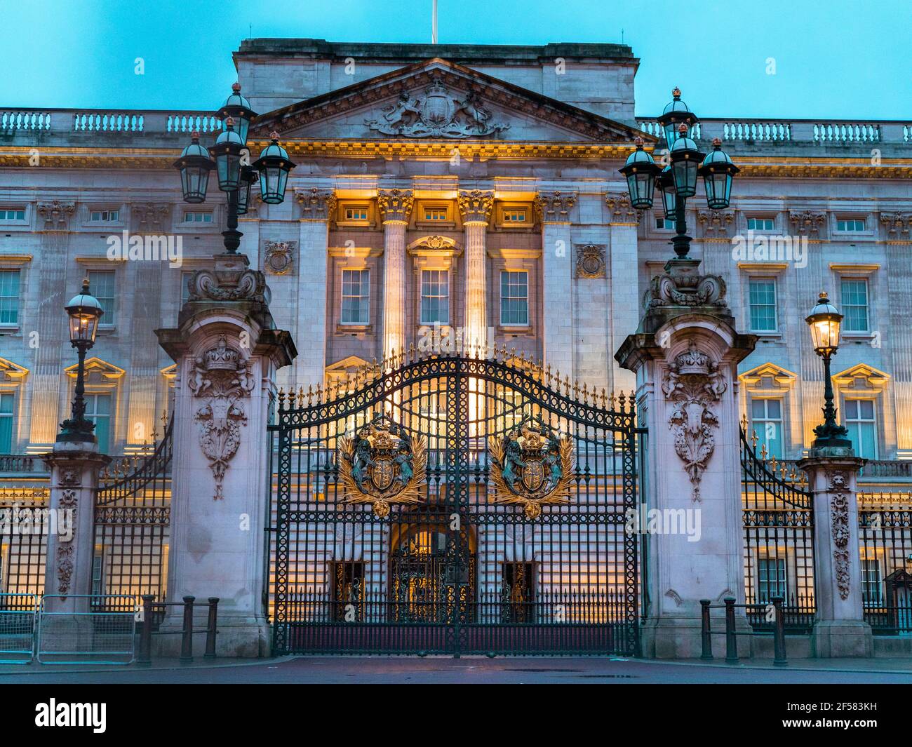 Entrance gate of the Buckingham Palace in London, United Kingdom Stock ...