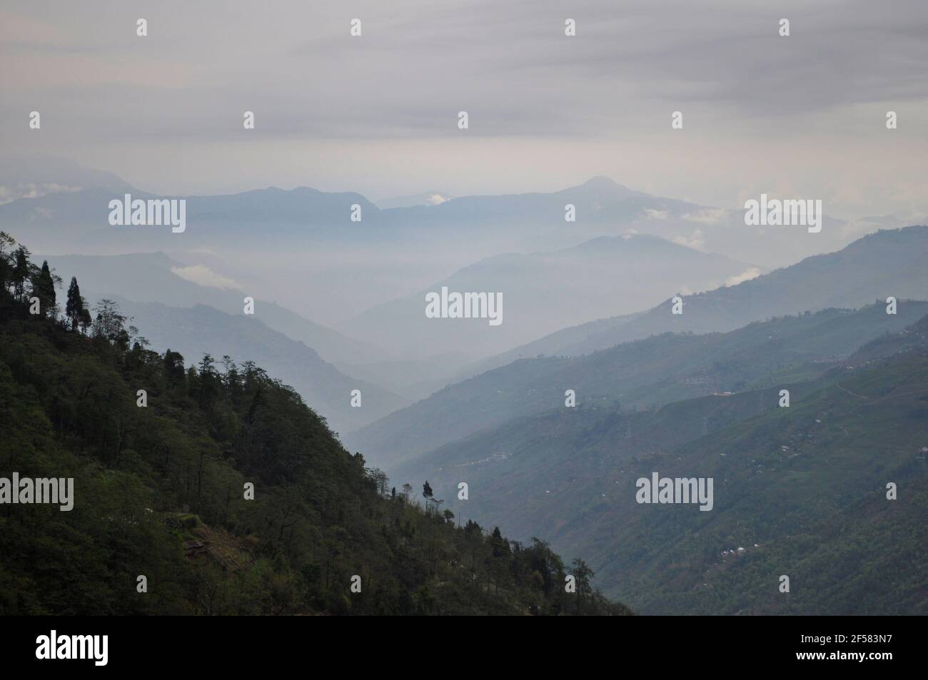 Overlook fog mountain cloudy hi-res stock photography and images - Alamy