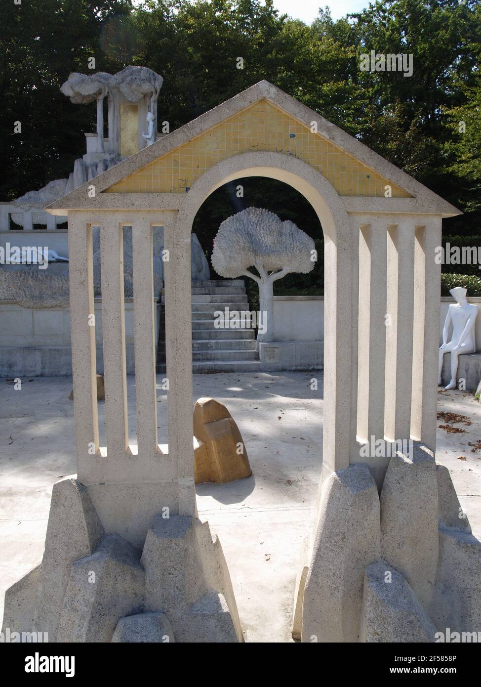Memorial to the victims of the Beaune coach crash of 1982, in Curney ...