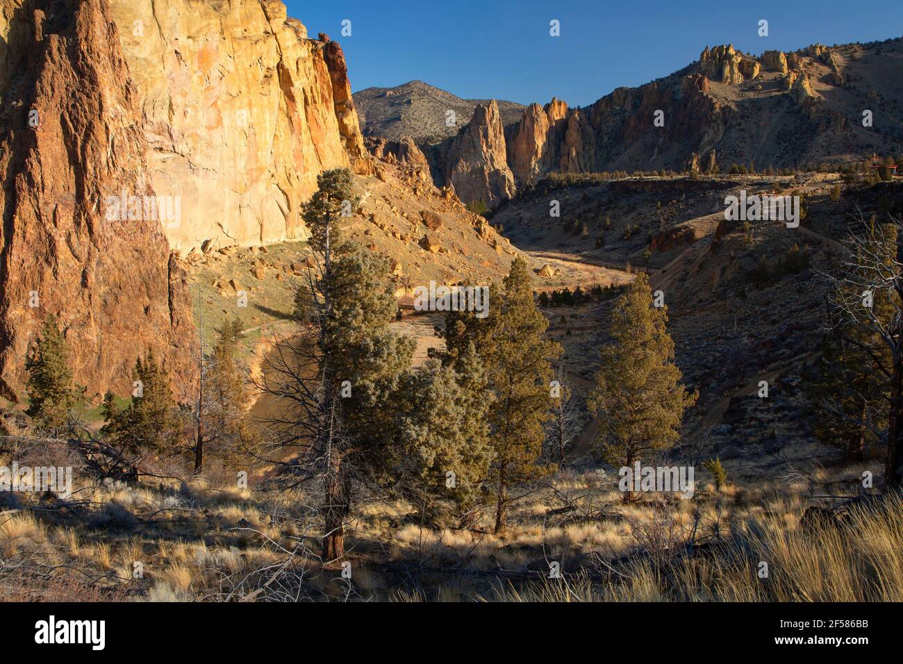 Picnic Lunch Wall from Rim Rock Trail, Smith Rock State Park, Oregon ...