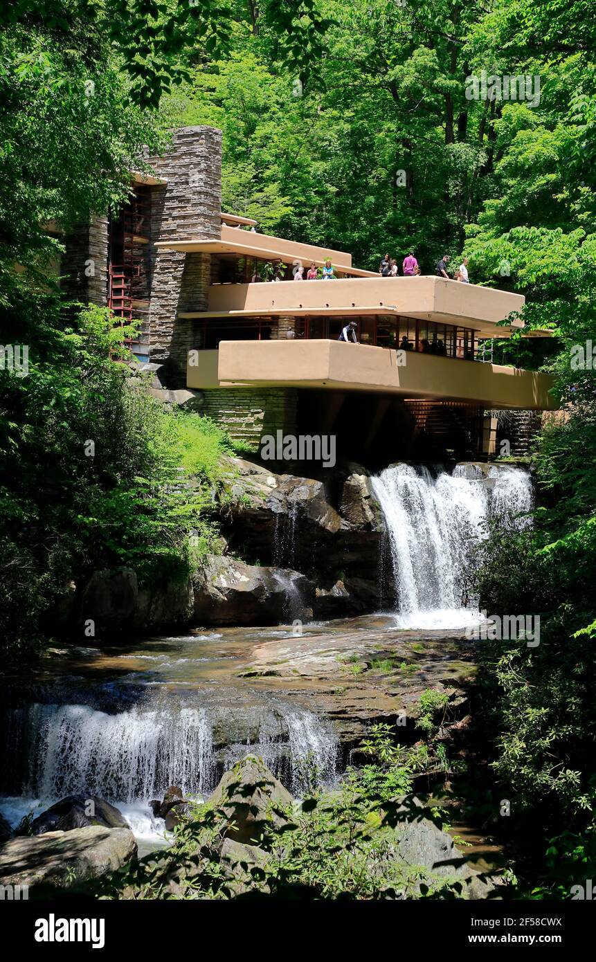 Frank Lloyd Wright designed Fallingwater House over Bear Run waterfall ...
