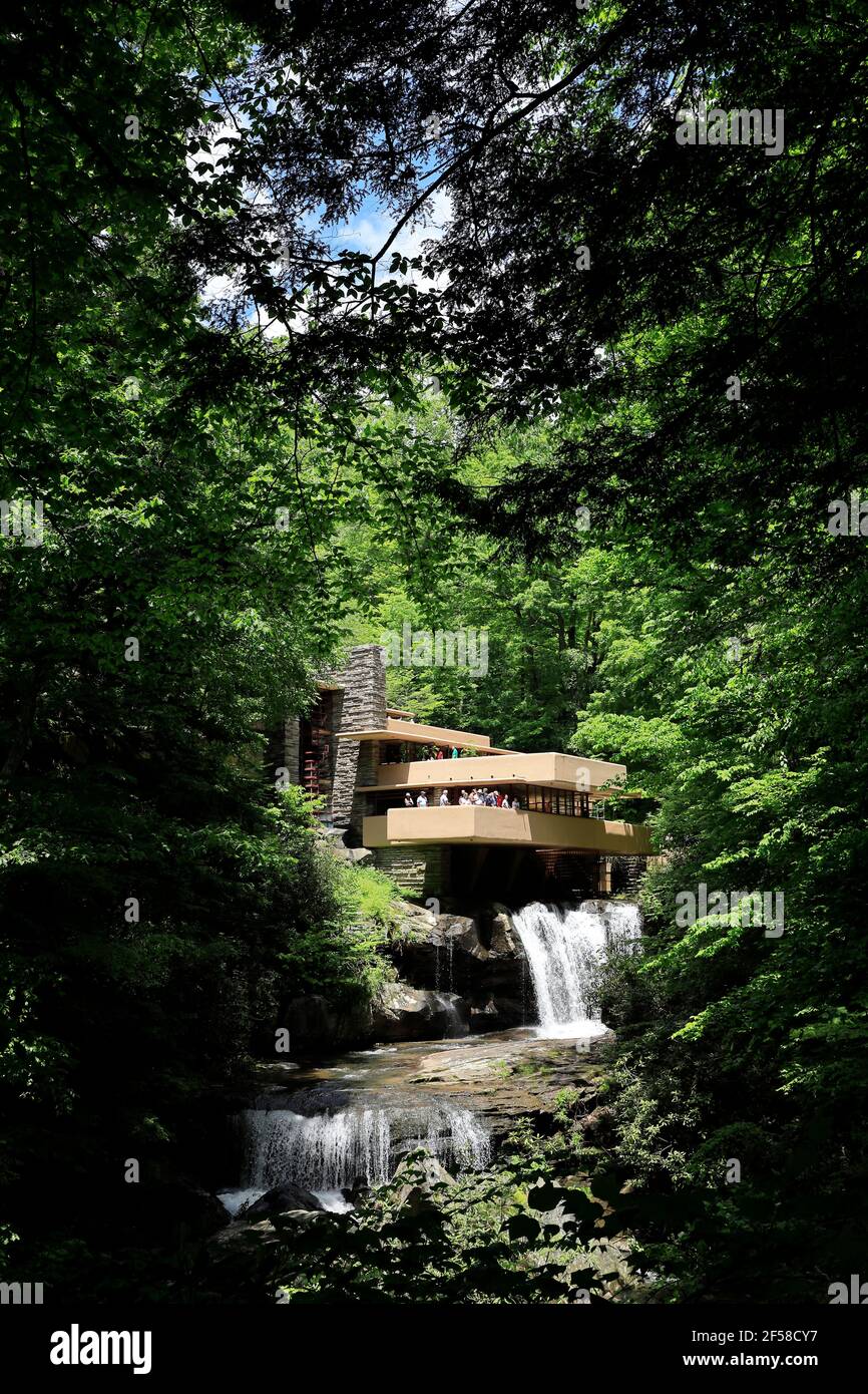 Frank Lloyd Wright designed Fallingwater House over Bear Run waterfall ...
