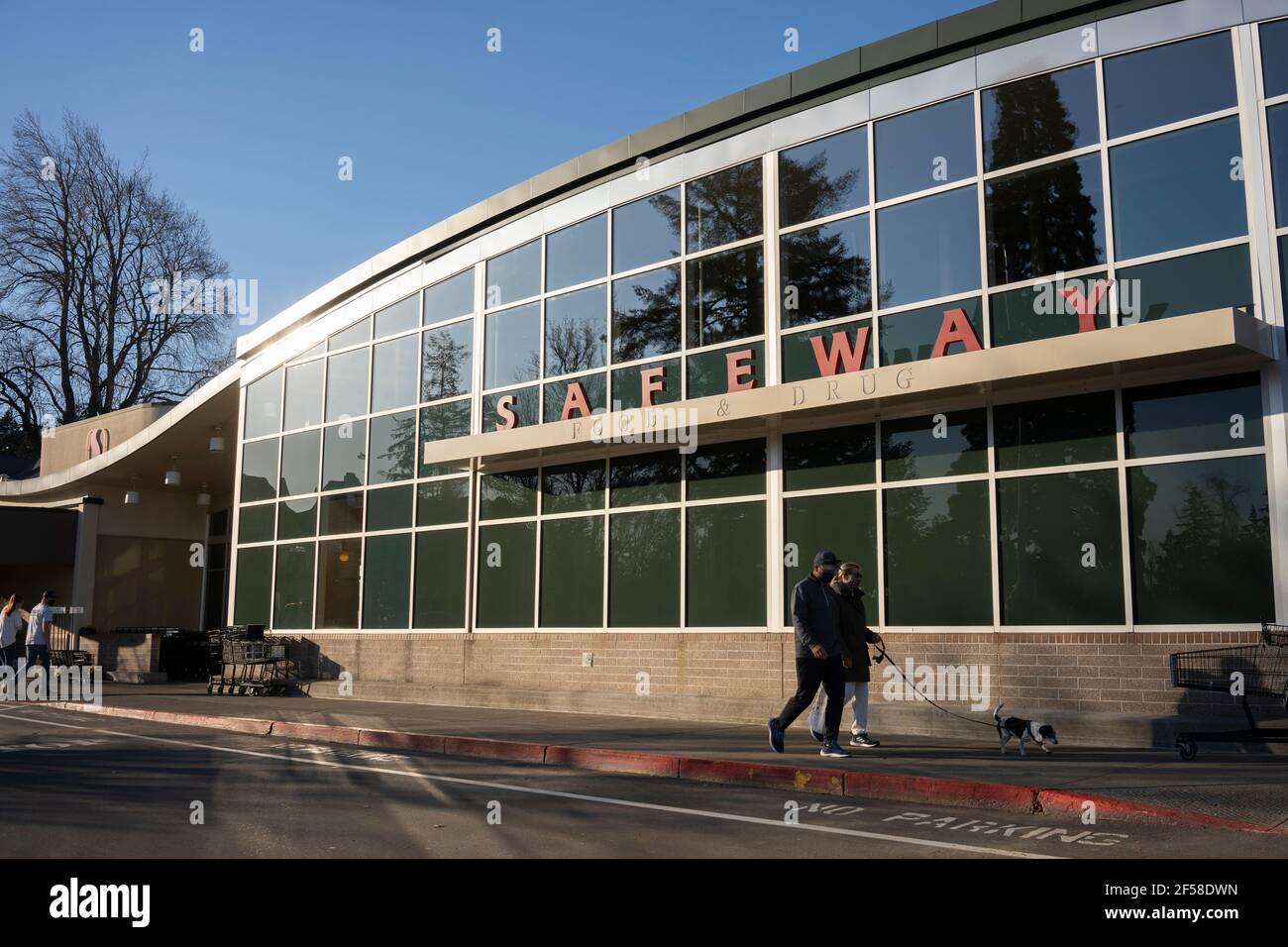 Safeway supermarket logo hi-res stock photography and images - Alamy