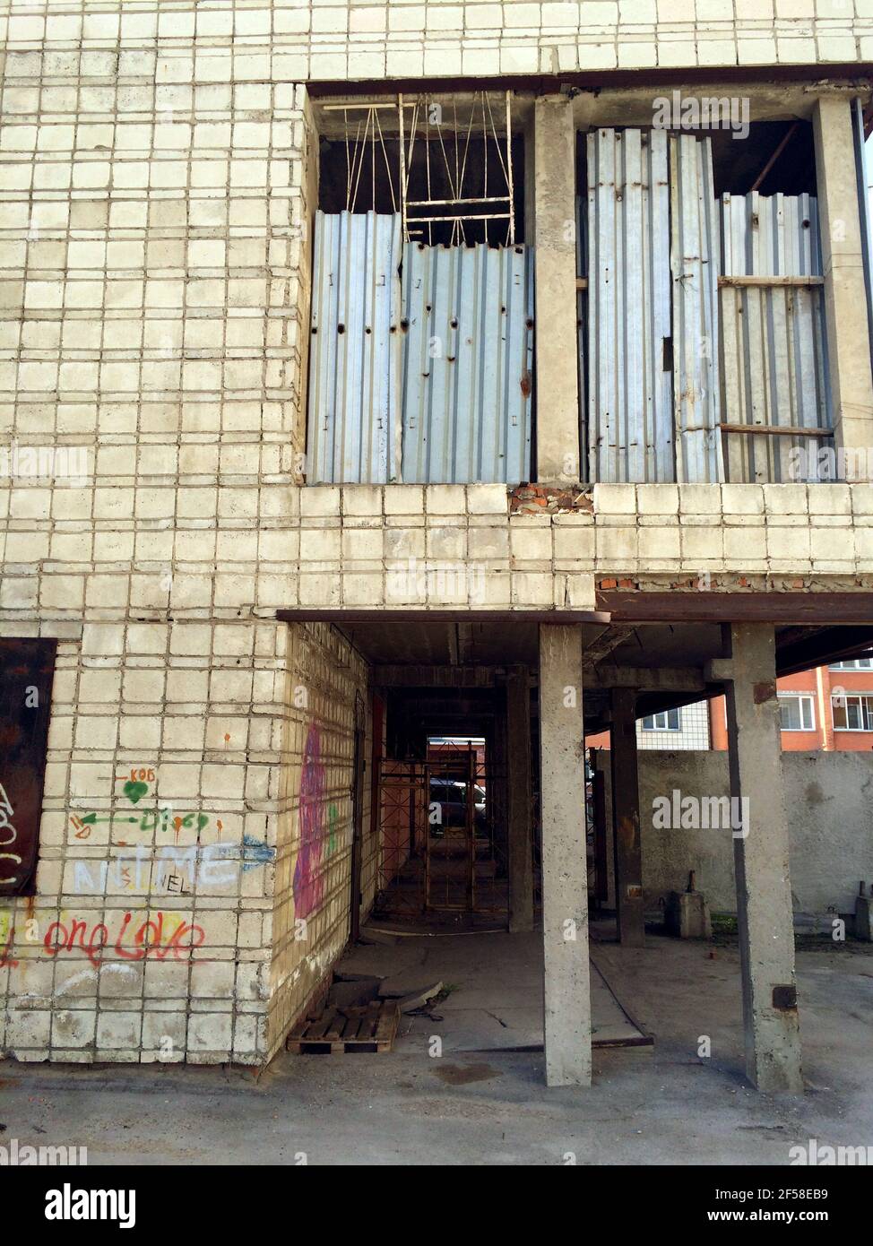 Old abandoned city building with dirty walls Stock Photo - Alamy