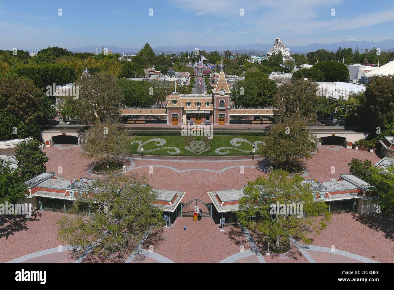 Disneyland anaheim train station hi-res stock photography and images ...