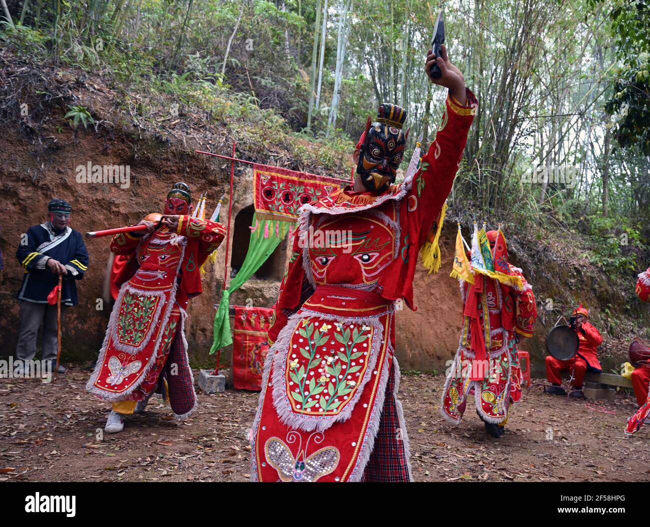 Nuo opera hi-res stock photography and images - Alamy