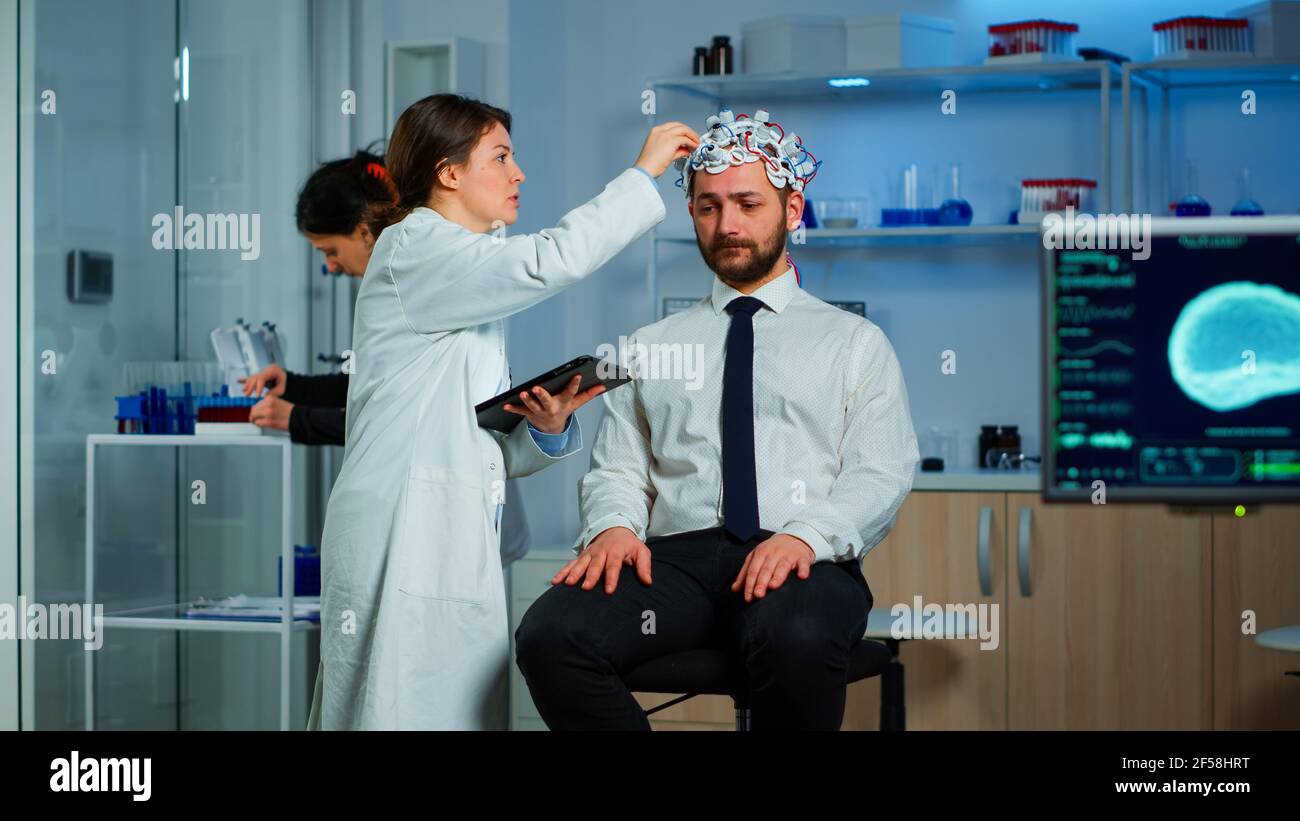 Doctor visiting patient head scan hi-res stock photography and images ...