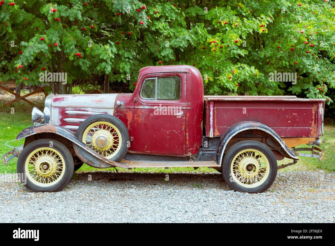 Car parked on gravel hi-res stock photography and images - Alamy