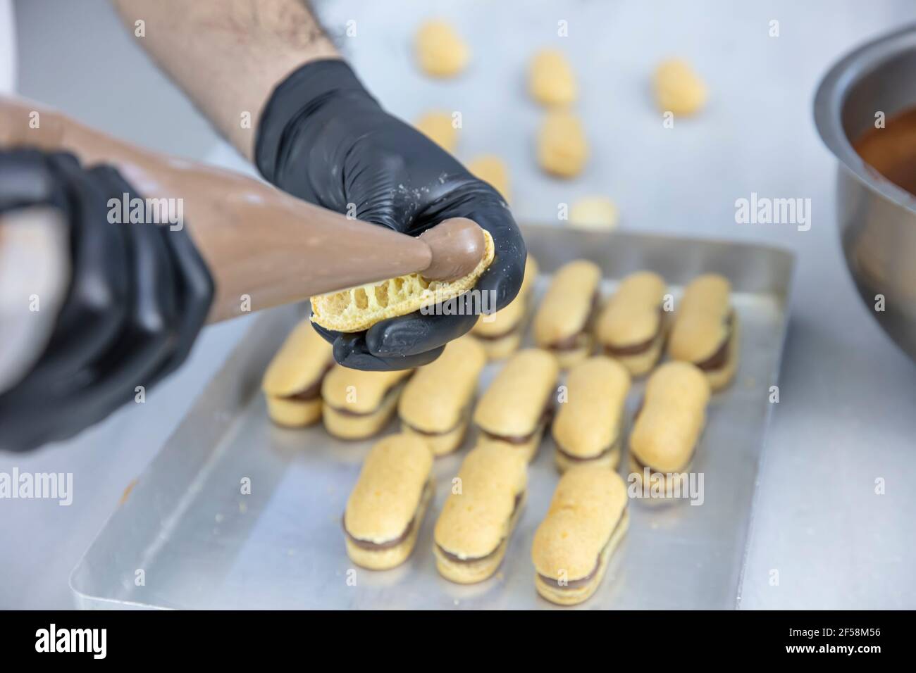 Making ekler hi-res stock photography and images - Alamy