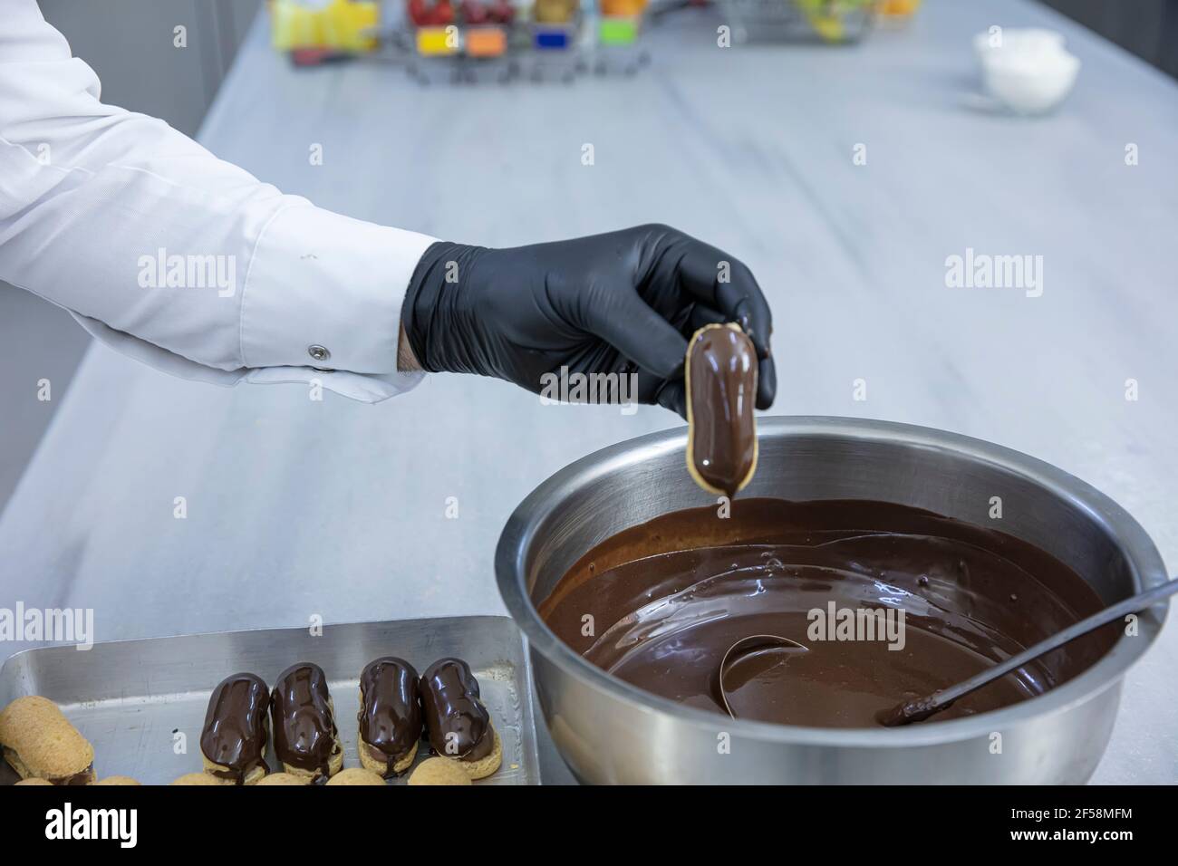 Making ekler hi-res stock photography and images - Alamy