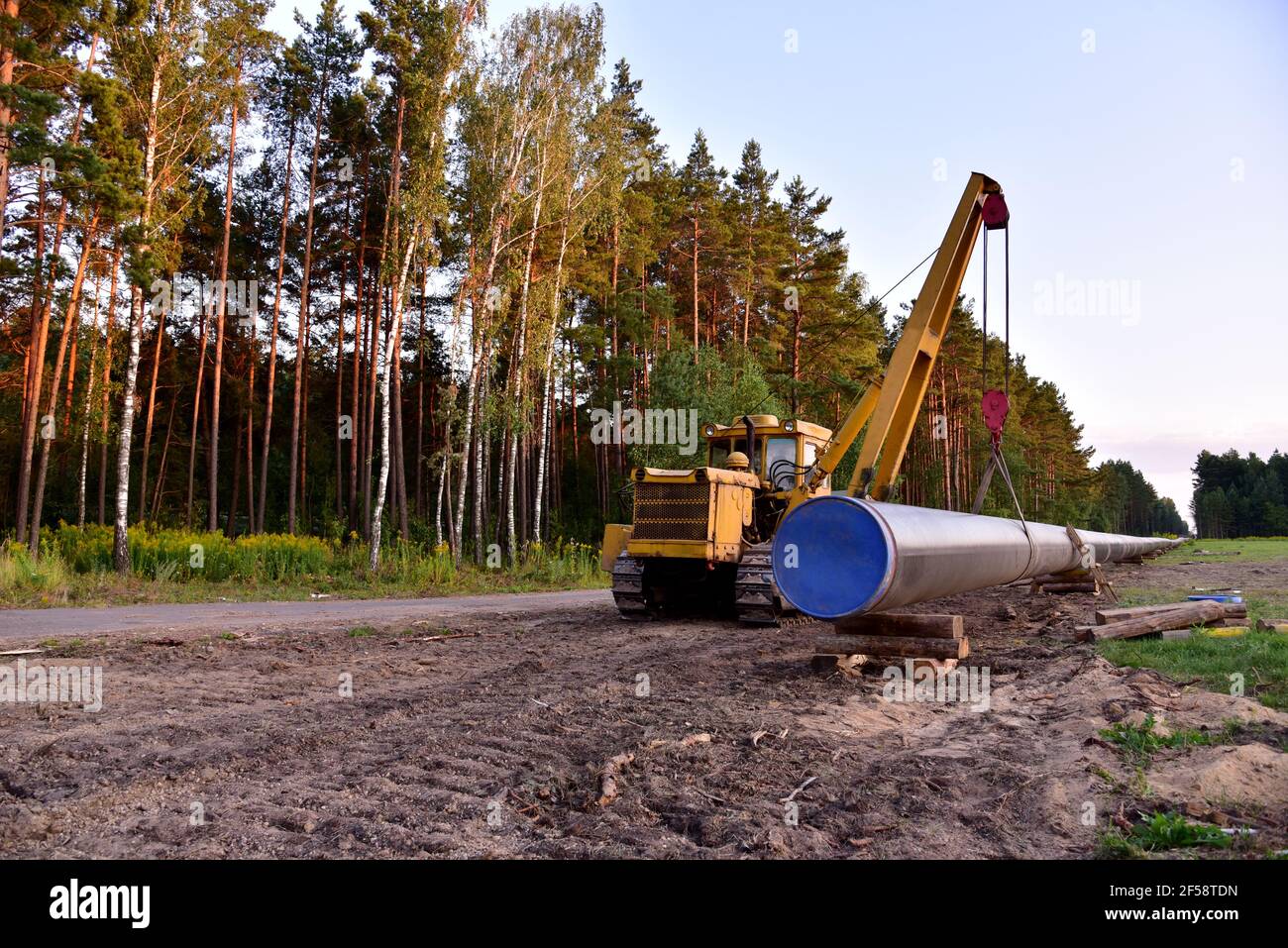 Pipelayer with side boom for Install of natural gas and crude oil pipes ...