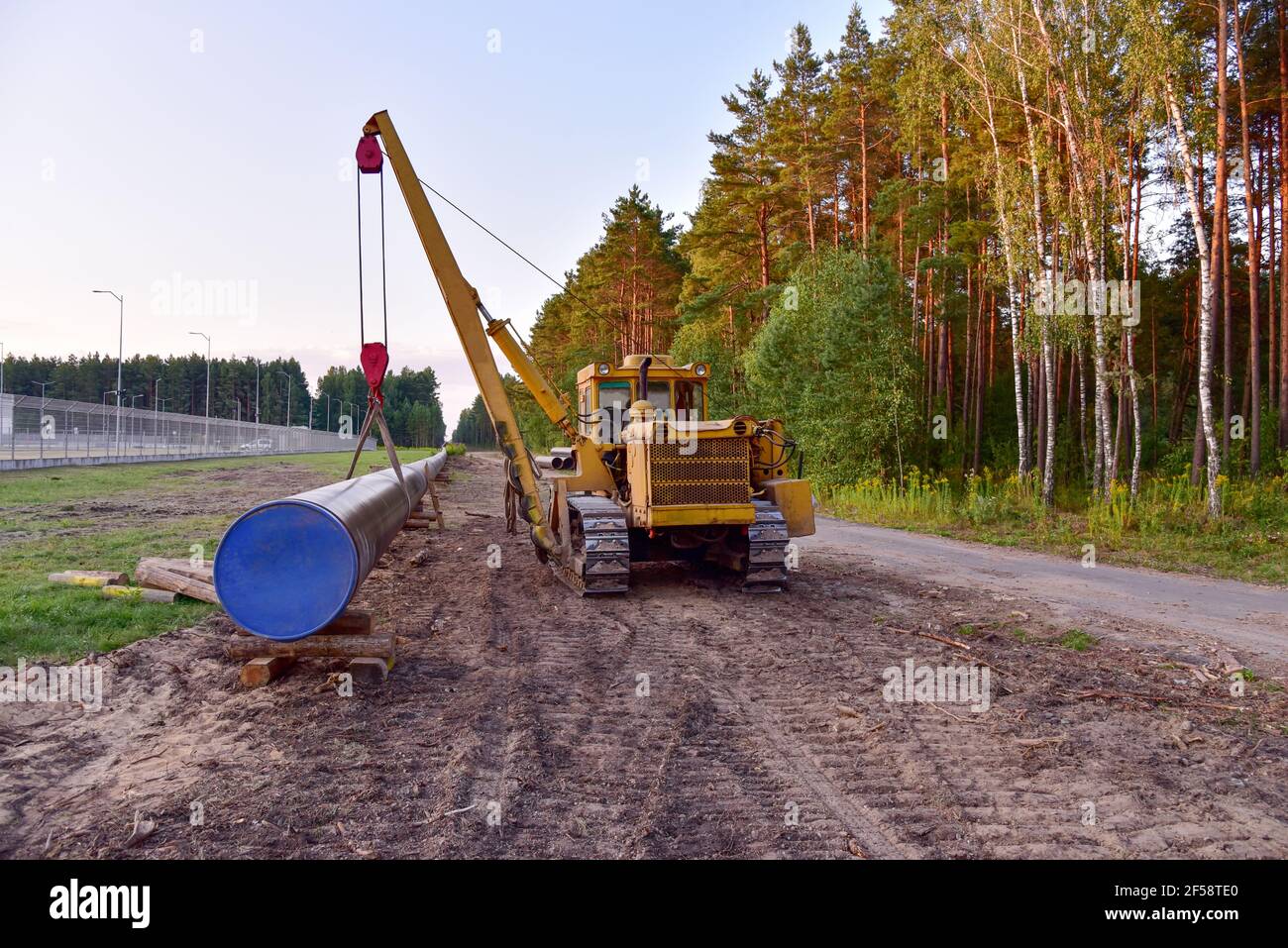 Pipelayer with side boom for Install of natural gas and crude oil pipes ...