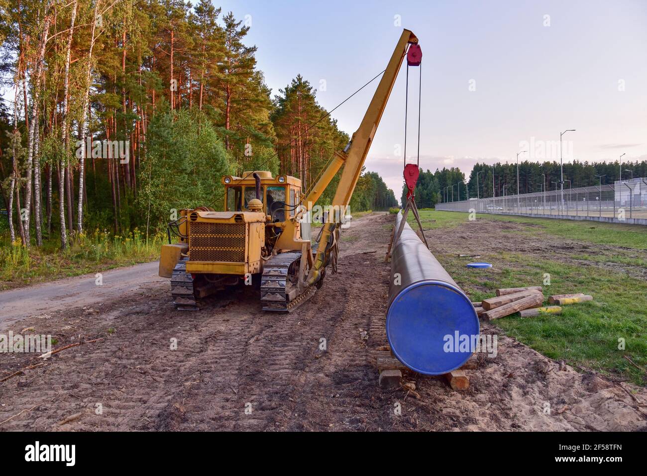 Pipelayer with side boom for Install of natural gas and crude oil pipes ...