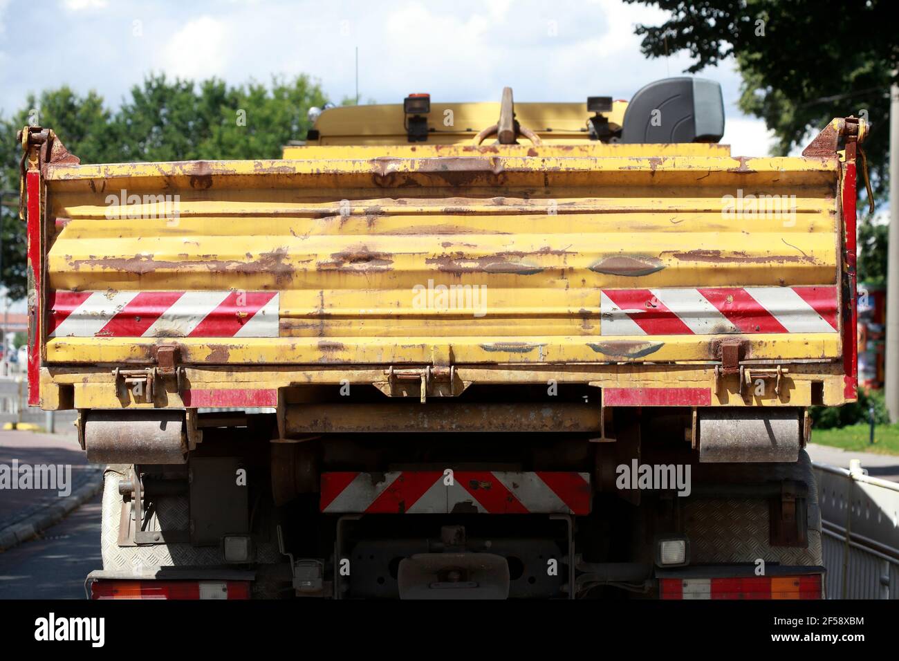 Orange LKW-Pritsche, Deutschland, Europa Stock Photo - Alamy