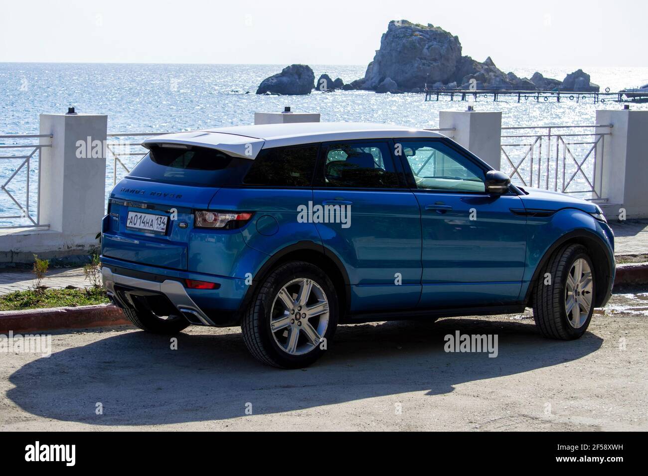 Range rover evoque side view hi-res stock photography and images - Alamy