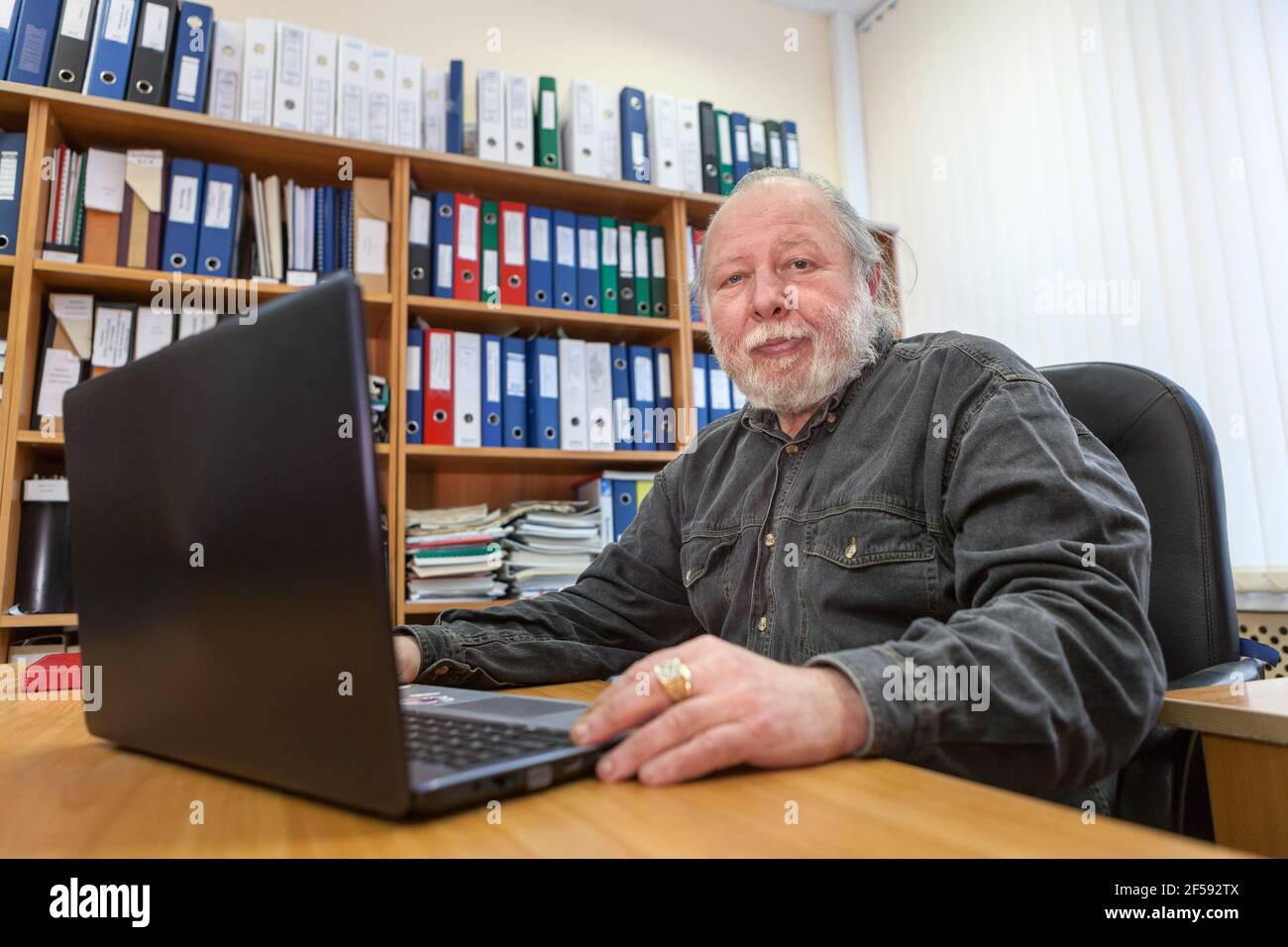 Senior chief engineer using hi-res stock photography and images - Alamy