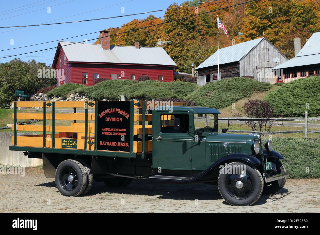 Ford v8 auf einer farm hi-res stock photography and images - Alamy