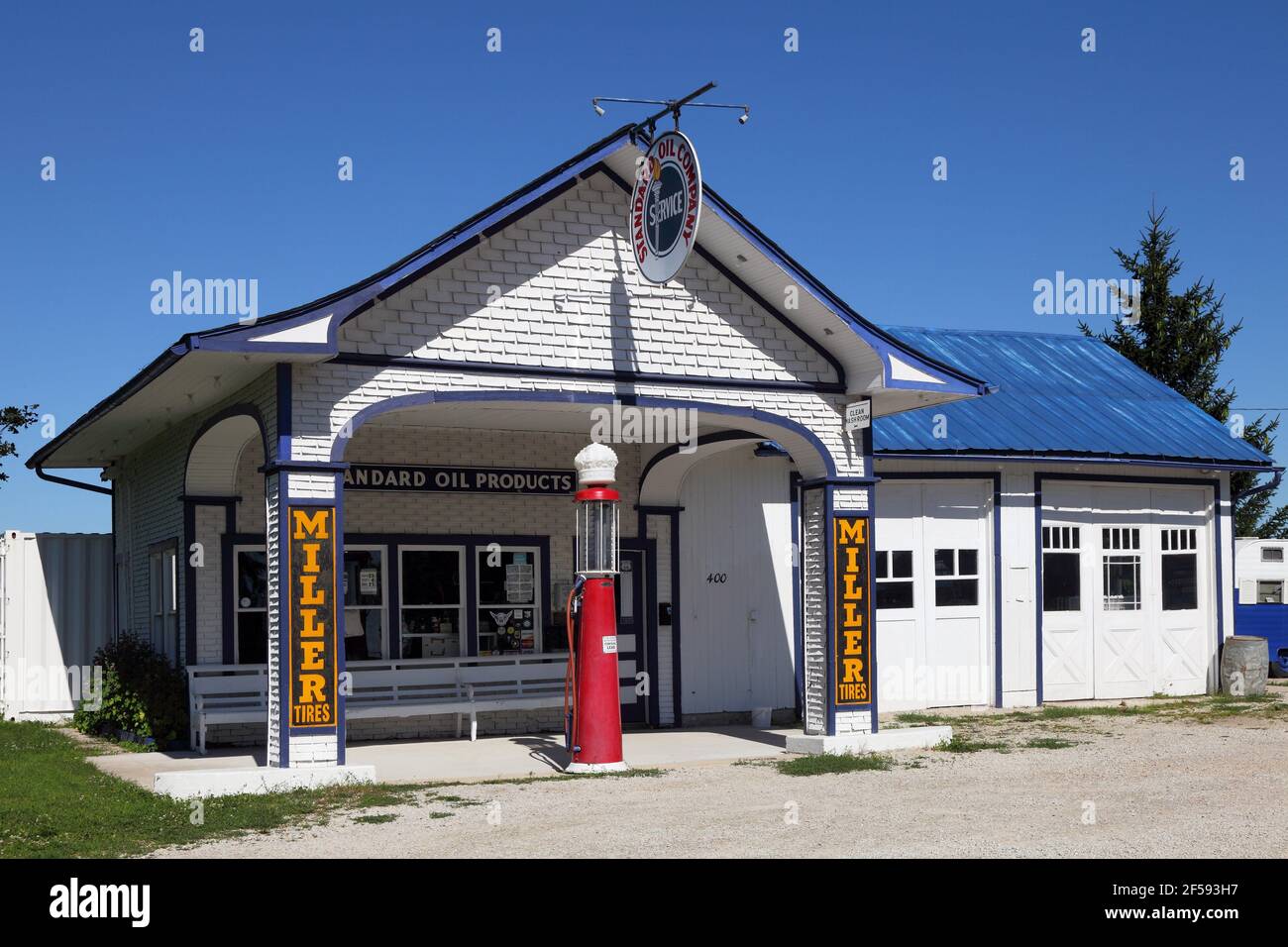 Standard oil gas station hi-res stock photography and images - Alamy