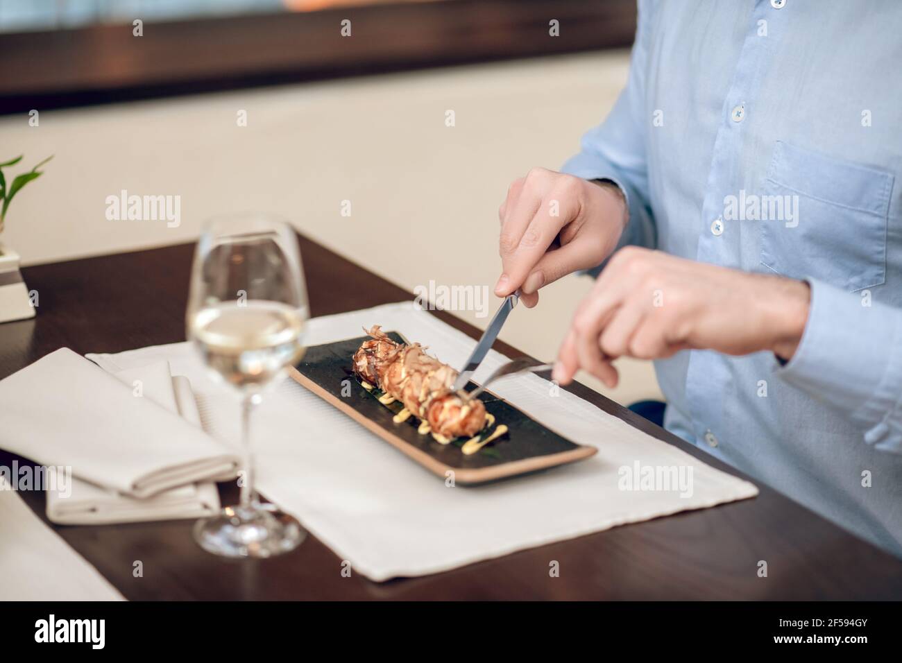 Man eating seafood restaurant hi-res stock photography and images - Alamy