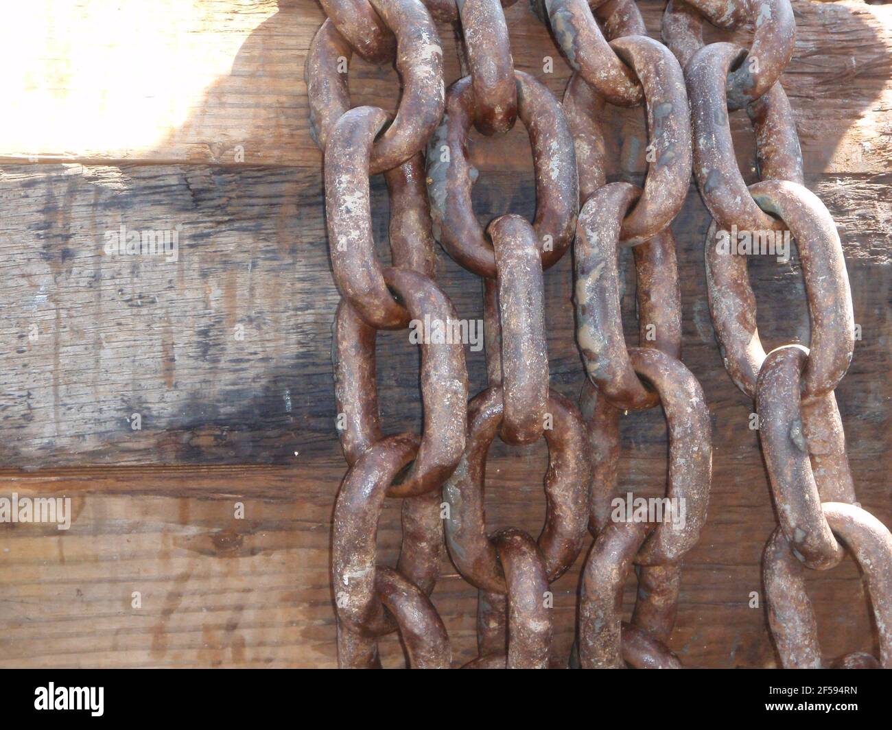 Large chain links hi-res stock photography and images - Alamy