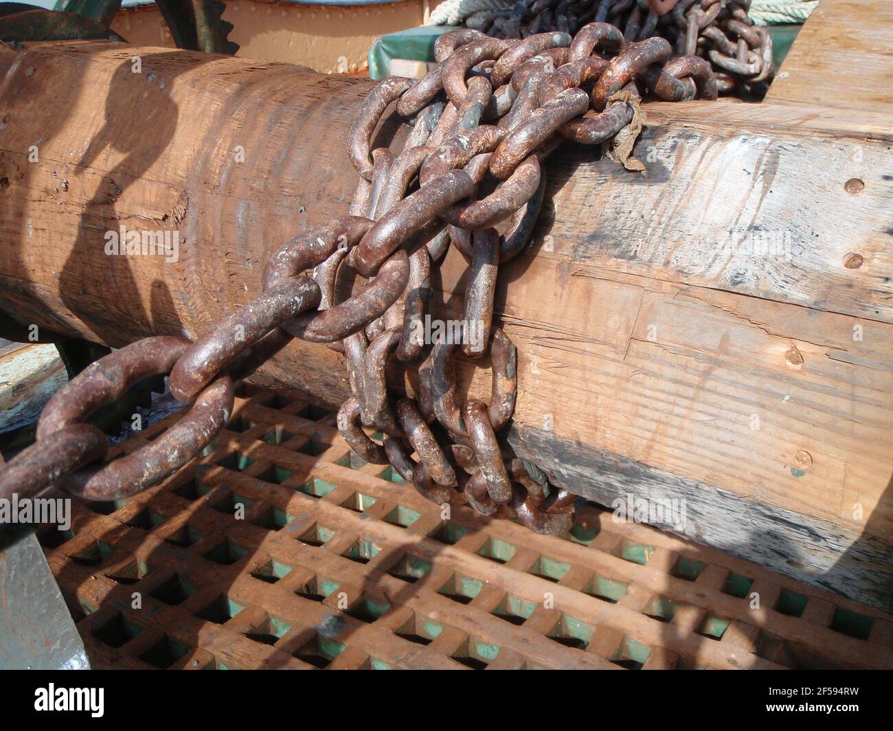 Steel chain links anchor hi-res stock photography and images - Alamy
