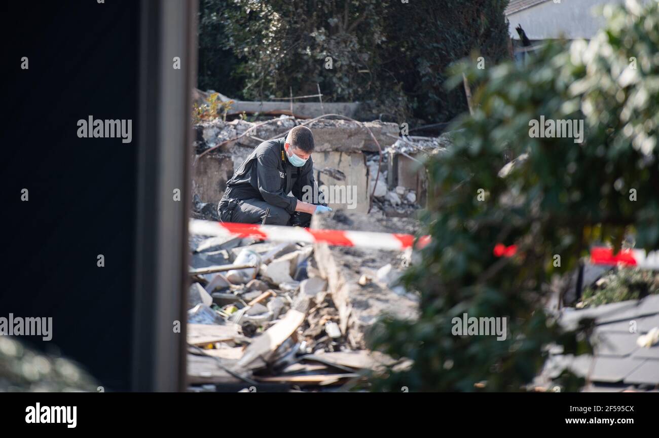 Horst, Germany. 25th Mar, 2021. Emergency personnel work in the remains ...