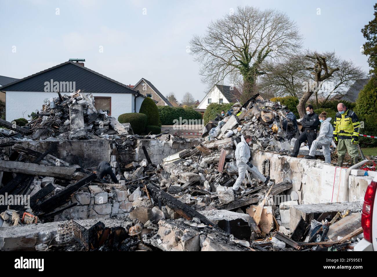 Horst, Germany. 25th Mar, 2021. Emergency personnel work in the remains ...