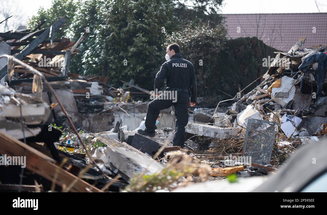 Horst, Germany. 25th Mar, 2021. Emergency personnel work in the remains ...