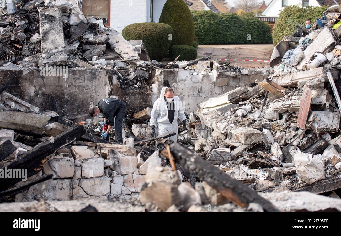 Horst, Germany. 25th Mar, 2021. Emergency personnel work in the remains ...