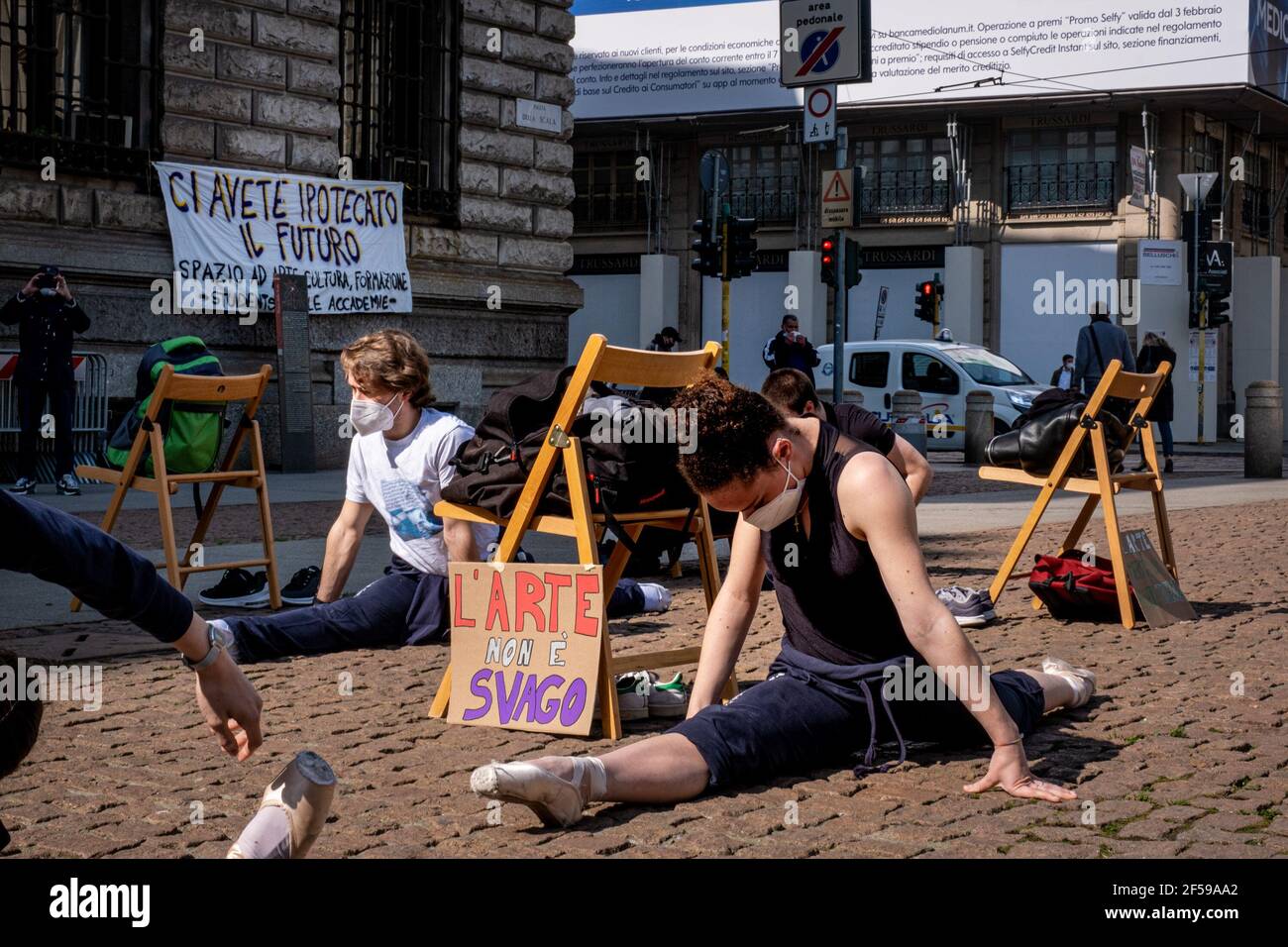Milan - Covid-19 - Piazza Scala, protest by students of art schools and ...