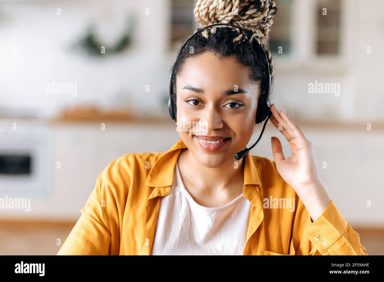 Smiling customer support staff hi-res stock photography and images - Alamy