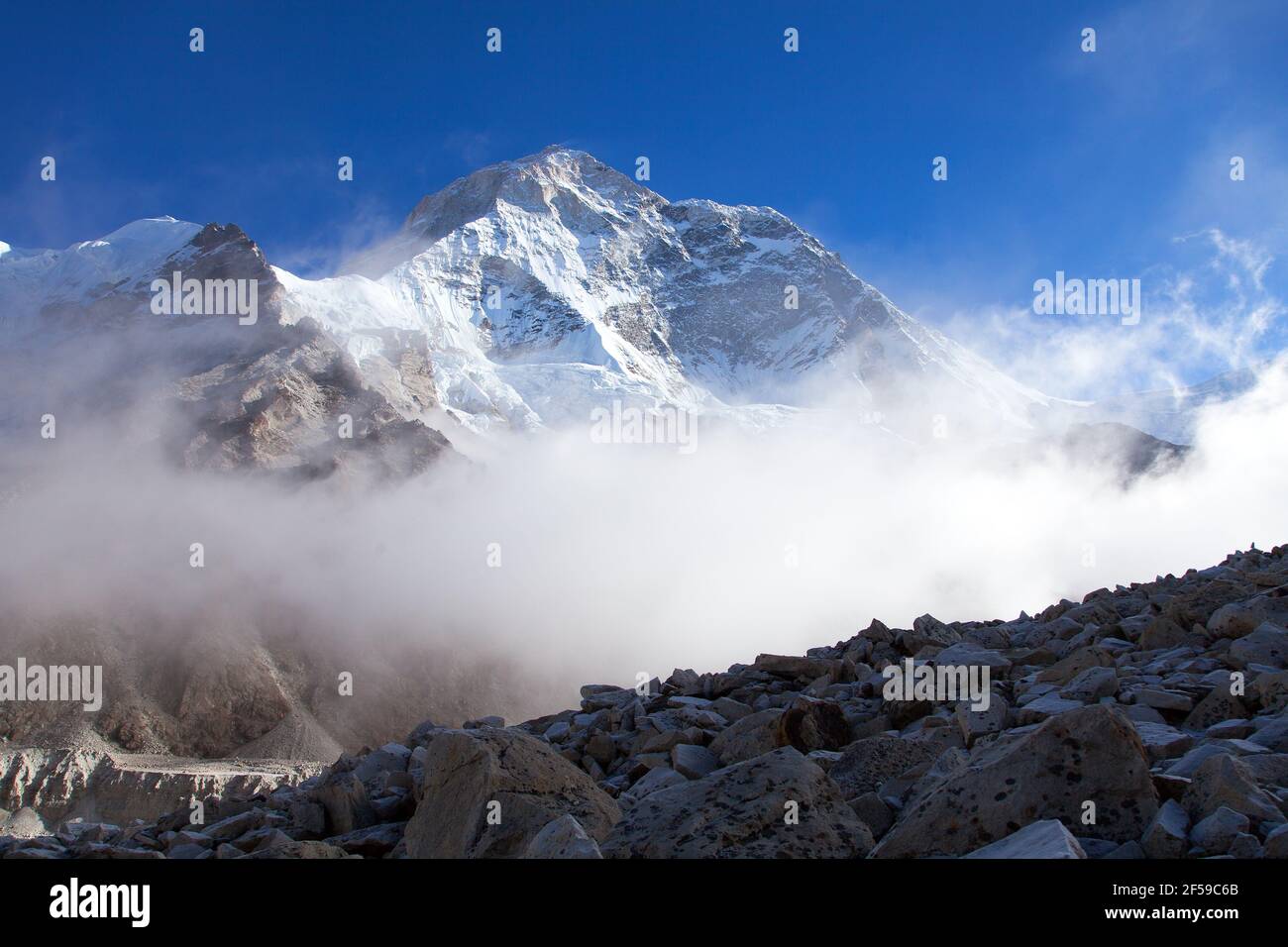 Mount Makalu with clouds, Nepal Himalayas mountains, Barun valley Stock ...