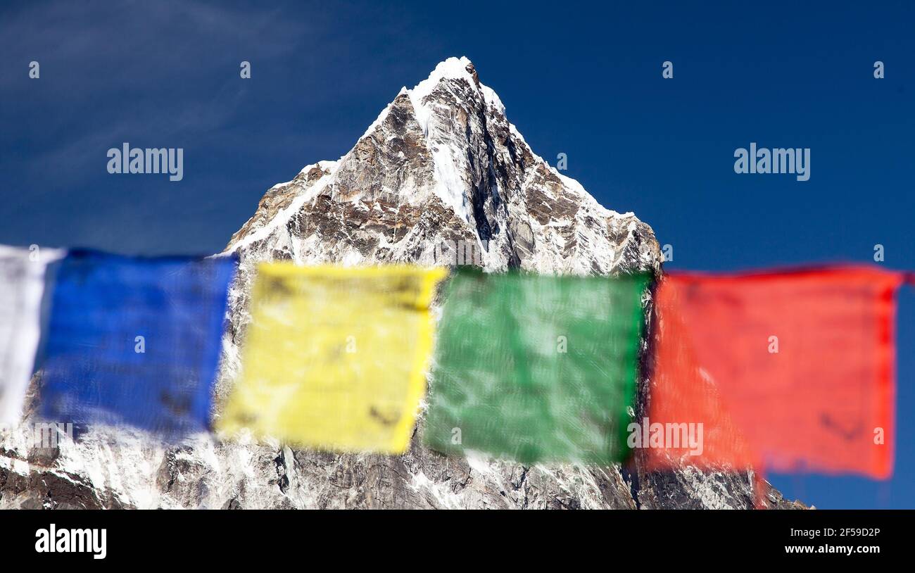 Mount everest summit prayer flag hi-res stock photography and images ...