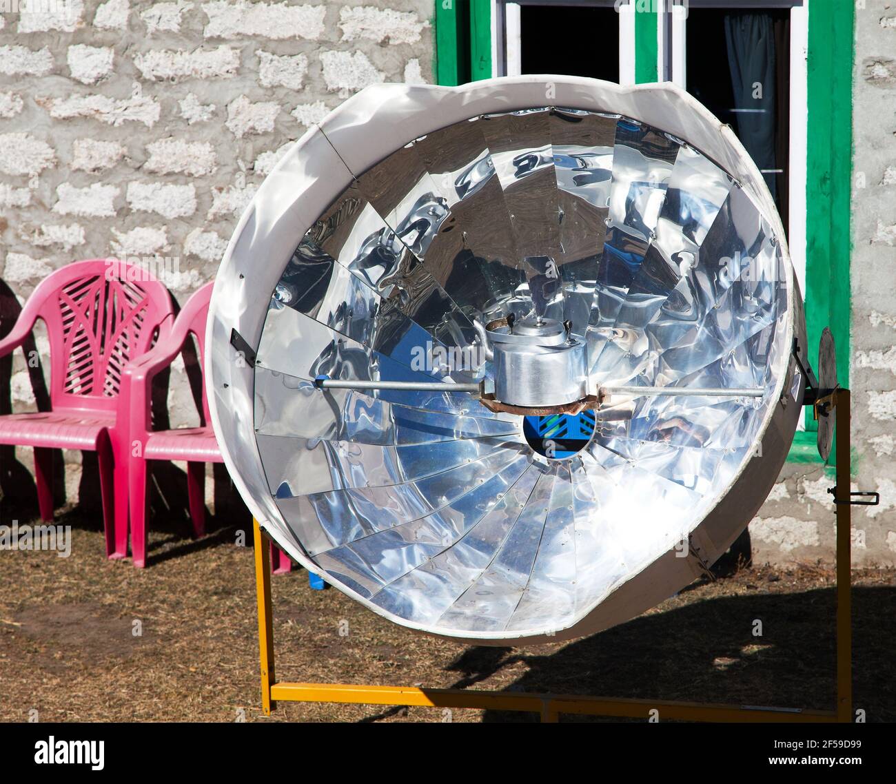 Solar cooker hi-res stock photography and images - Alamy
