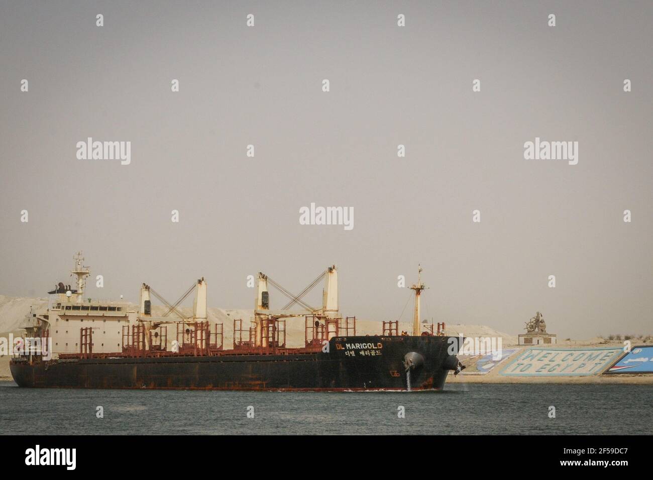 Supertanker with tugboats hi-res stock photography and images - Alamy