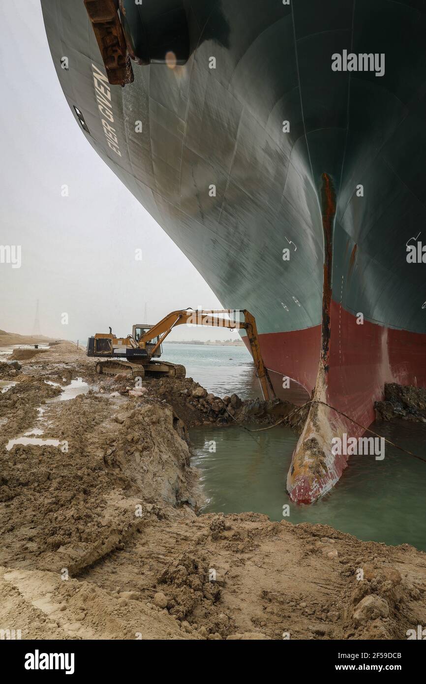 HANDOUT - 25 March 2021, Egypt, Suez: An excavator attempts to free the ...