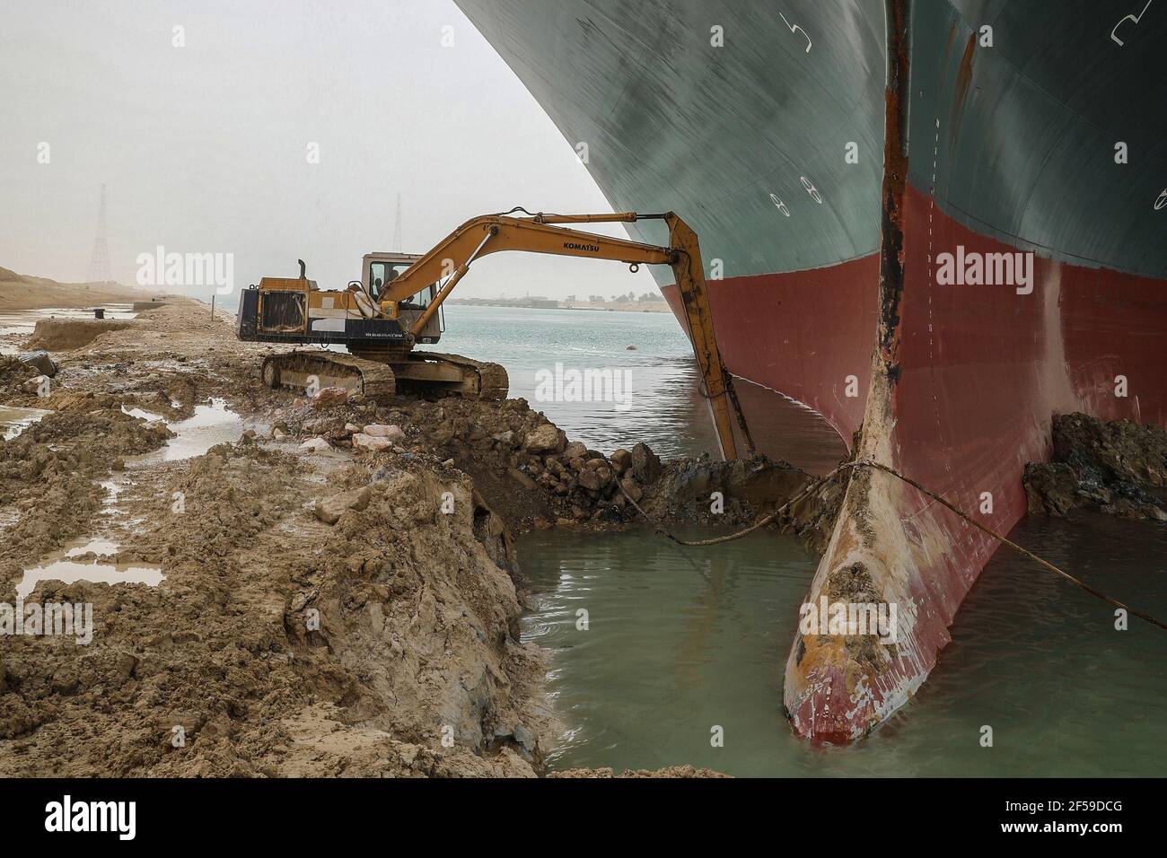 HANDOUT - 25 March 2021, Egypt, Suez: An excavator attempts to free the ...