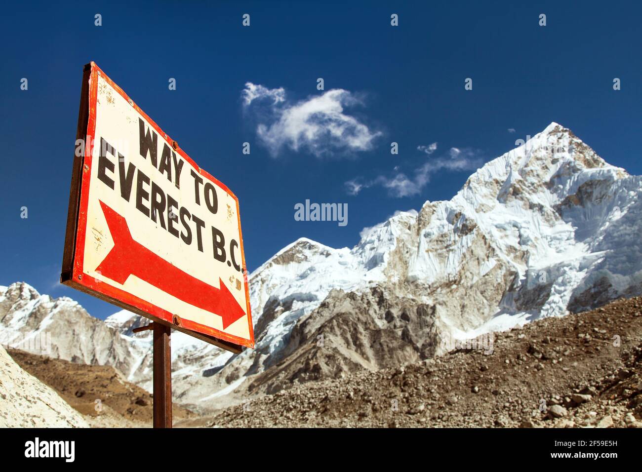 Everest base camp sign hi-res stock photography and images - Alamy
