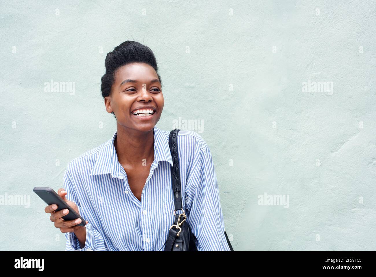 Portrait of cheerful black woman holding cell phone Stock Photo - Alamy