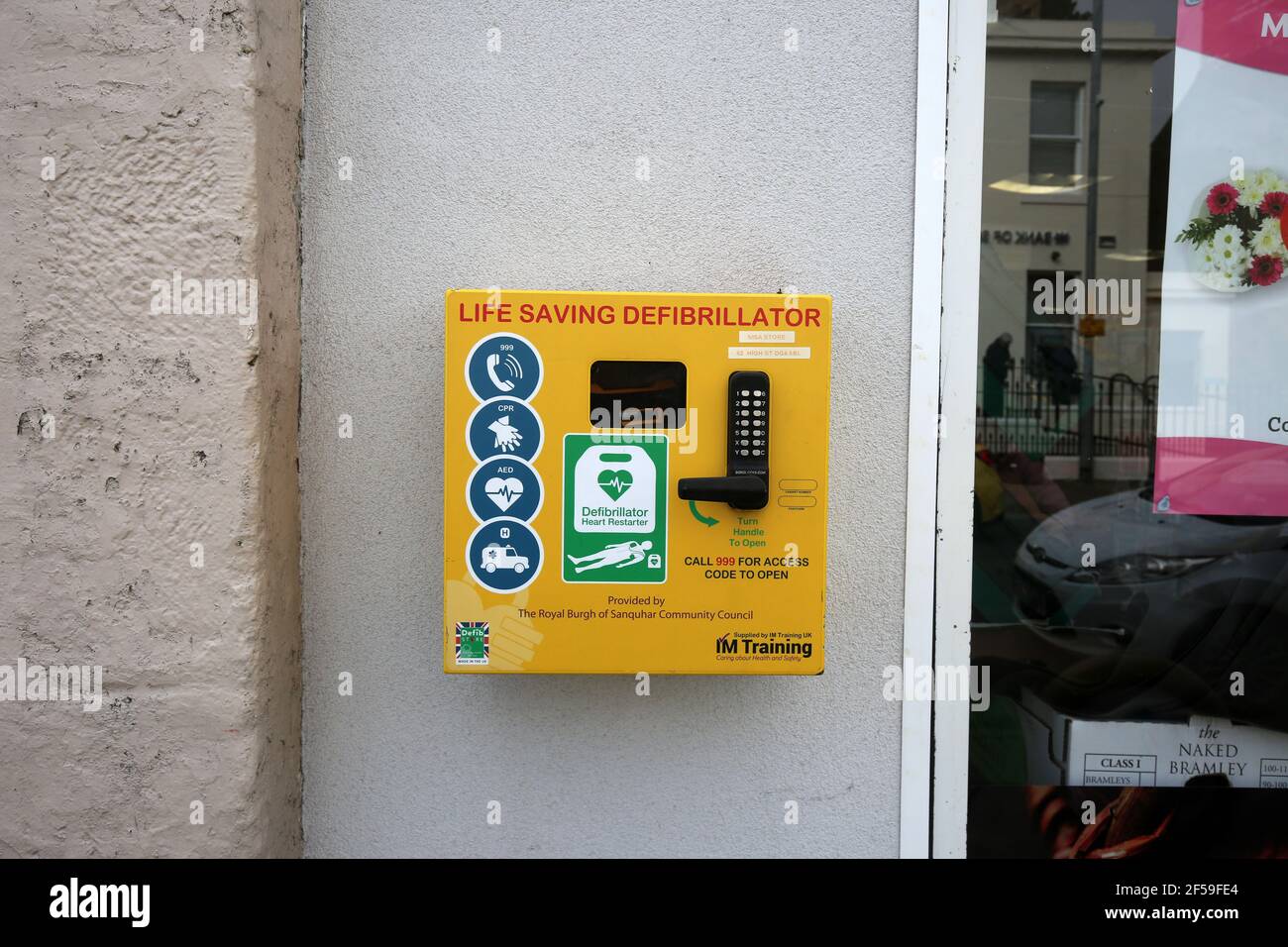 Wall mounted external defibrillator hi-res stock photography and images ...