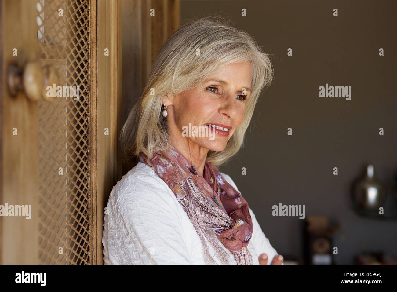 Older woman thinking hi-res stock photography and images - Alamy