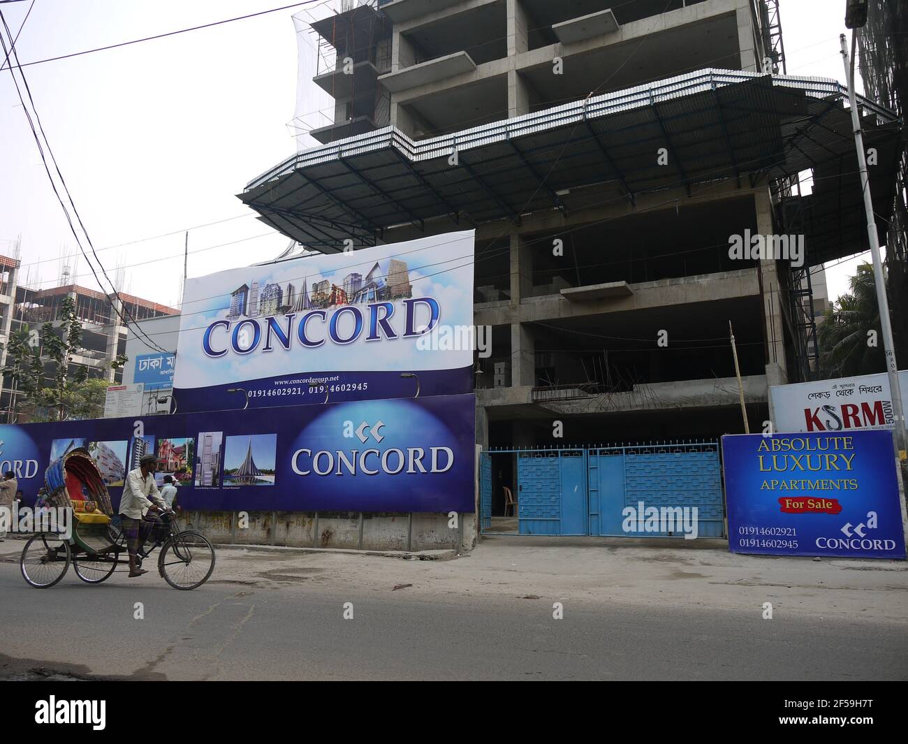 Building under construction in Dhaka for luxury apartments Stock Photo ...